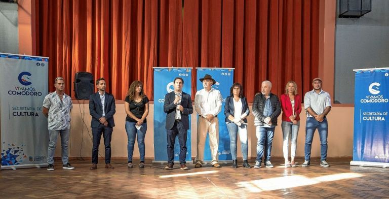Luque hizo una nueva entrega de fondos para escuelas y bibliotecas ...